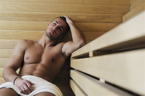 Attraktiver Junger Mann In Der Sauna Stockbild Bild Von Bizeps