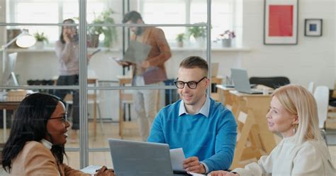 인터뷰에서 두 명의 백인 고용주와 상호 작용하는 행복한 젊은 아프리카 여성 사진 Unsplash의 종업원 이미지