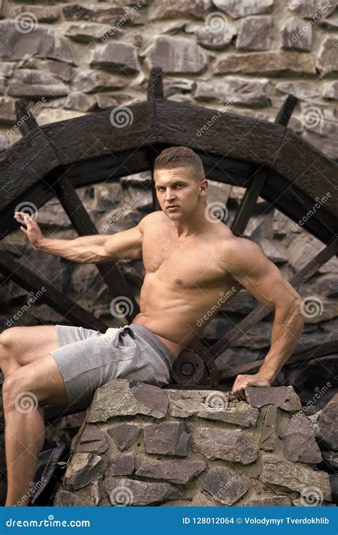 Idrottsman Nen Med Sex Packe Ab Biceps Triceps I Kortslutningar Arkivfoto Bild Av