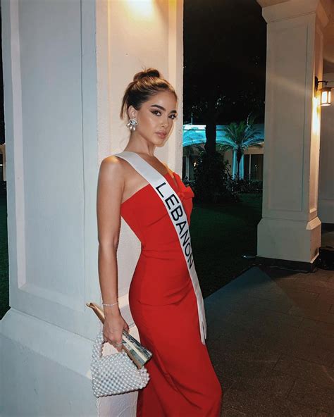 إطلالات مايا أبو الحسن تلفت الأنظار في مسابقة ملكة جمال الكون مجلة هي