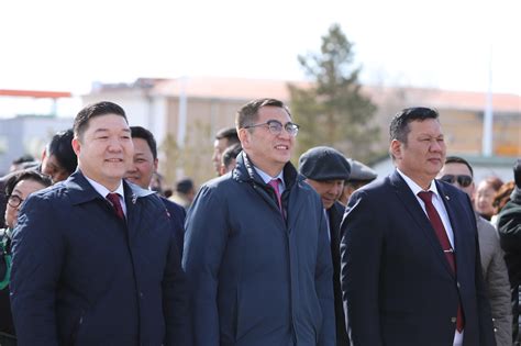 Сэлэнгэ түмэн 🇲🇳🇲🇳🇲🇳 ЭхОрончдынӨдөр өөр Партизаны талбай дахь “Сүхбаатарын хөшөө” нд цэцэг