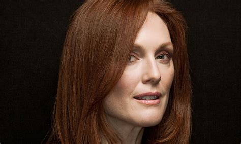 Download Award Winning Actress Julianne Moore In An Elegant Pose