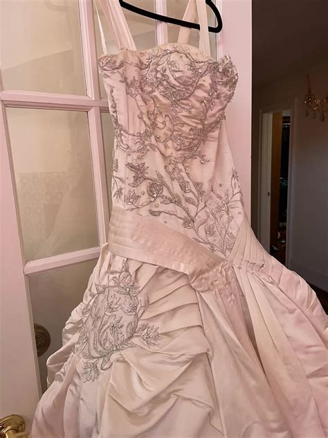 Melania Trumps Wedding Dress Is Up For Auction 20