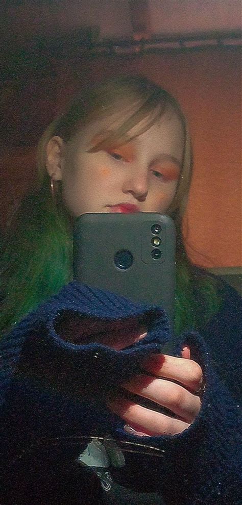 Фото красивой девушки с зелёными волосами и оранжевым макияжем