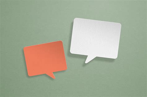 두 개의 연설 거품 오렌지와 흰 종이 컷 그런 지 녹색 배경에 커뮤니케이션 및 소셜 미디어에 대한 개념적 이미지 고객 피드백