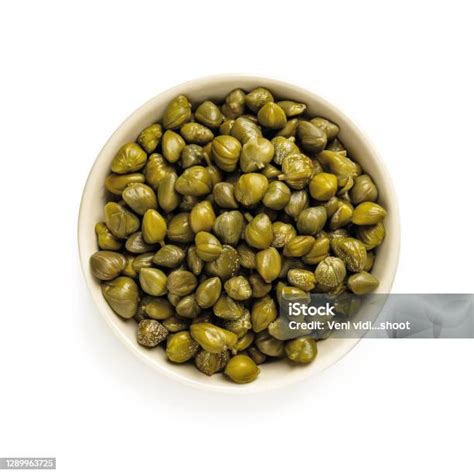 흰색 배경에 고립 된 베이지 색 그릇에 절인 케이퍼 케이퍼 부시의 절인 싹 지중해 요리 성분 고기 생선 및 야채를위한 유기농 향신료와 조미료 케이퍼에 대한 스톡 사진 및