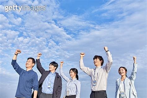 팀워크 협력 협력 비즈니스 비즈니스맨 비즈니스우먼 결의 컨셉 자신감 파이팅 흔들기 만세 이미지 Jv12631541 게티이미지뱅크