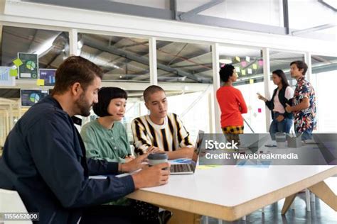 회의실에서 랩톱 및 스티커 메모를 통해 논의 하는 비즈니스 사람들 직업에 대한 스톡 사진 및 기타 이미지 직업 컴퓨터 계획 Istock