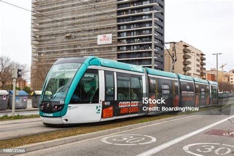바르셀로나 스패니엔에서 현대 알스톰 시타디스 경전철 트램 대중 교통 교통 교통 Lightrail에 대한 스톡 사진 및 기타 이미지 Lightrail 바르셀로나 스페인
