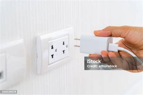 여성의 손으로 벽 콘센트의 리셉터클에 전기 전원 코드 플러그를 삽입합니다 개념에 대한 스톡 사진 및 기타 이미지 개념 깨짐 네트워크 연결 플러그 Istock