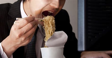 야근 교대근무 때마다 컵라면·치킨 당신의 잘못만은 아닙니다