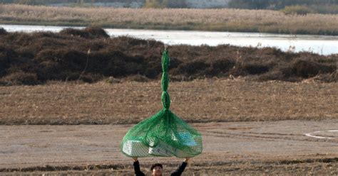 정확한 지점에 구호물품 배달하는 드론