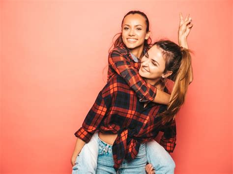 Dos Jóvenes Hermosas Chicas Sonrientes Morenas Hipster En Camisa De