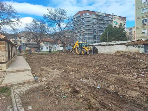 „Нискоградба“ го расчистува просторот кај бесправно изградените гаражи