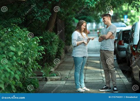 Dos Adolescentes Chico Y Chica Hablando En La Calle Imagen De Archivo