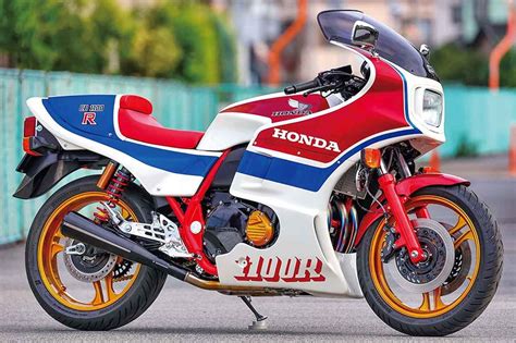 T T Rモータース Cb1100typer（ホンダ Cb1100）空冷4発コスプレカスタムの完成度を高めるひと手間【heritageandlegends】 Webオートバイ