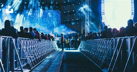 목조 다리를 걷는 사람들 사진 Unsplash의 무료 미국 이미지