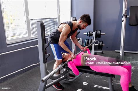 젊은 트레이너가 체육관에서 여성 운동 선수가 웨이트 운동을 하도록 돕고 있습니다 25 29세에 대한 스톡 사진 및 기타 이미지 25 29세 2명 강사 Istock
