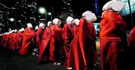 이스라엘 여성들 미드 ‘시녀 이야기 복장으로 反네타냐후 시위