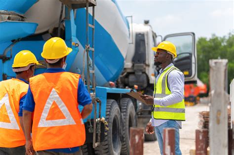 건설 현장에서 프로젝트 계획을 위한 감독 및 작업자 팀 회의 건설 현장에서 현장 관리자 및 시공사 제어 콘크리트 트럭 믹서 30 34세에 대한 스톡 사진 및 기타 이미지