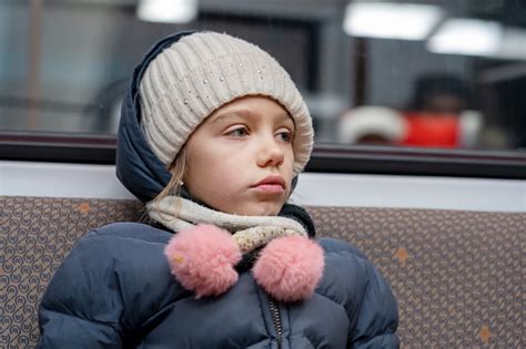 기차로 여행하는 슬픈 어린 소녀 겨울 옷과 모자를 쓴 어린이가 철도로 여행합니다 가을에 대한 스톡 사진 및 기타 이미지 가을 객차 겨울 Istock