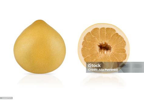 흰색 배경에 신선한 포멜로 과일 노란 껍질이 있는 전체 포멜로와 육즙이 많고 옅은 분홍색 과육을 보여주는 얇게 썬 반쪽 음식 건강한 식습관 및 열대 과일 컨셉에 적합합니다