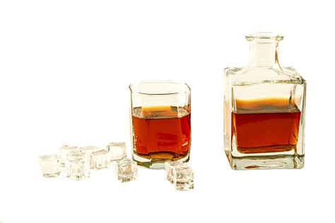 얼음 또는 브랜디와 흰색 배경에 고립 평방 물병 위스키의 유리 흰색 배경에 대해 유리에 얼음 위스키 0명에 대한 스톡 사진 및 기타 이미지 Istock