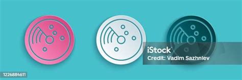 파란색 배경에 격리 된 검색 아이콘에서 모니터에 대상과 종이 잘라 레이더 검색 시스템 해군 수중 음파 탐지기 종이 아트 스타일입니다 벡터 일러스트레이션 3차원 형태에 대한