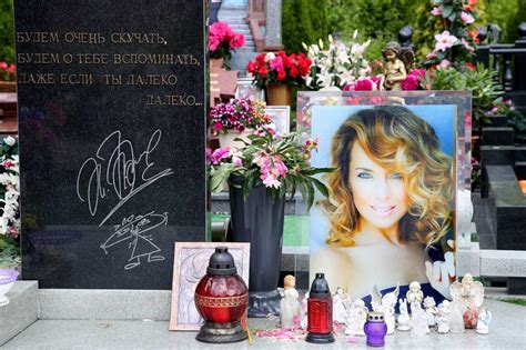 Наталья Фриске показала могилу сестры Жанны в день 50 летия со дня рождения певицы