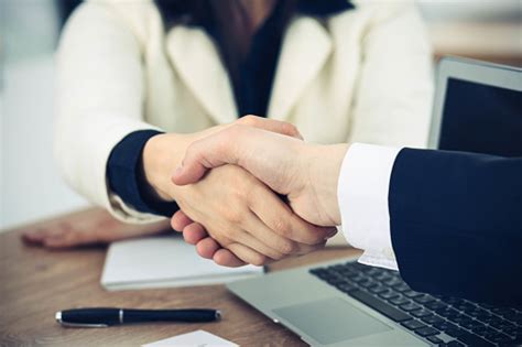 사무실에서 회의 또는 협상에 손을 흔들어 비즈니스 사람들 핸드셰이크 개념입니다 파트너는 계약에 서명 하기 때문에 만족 개념에 대한 스톡 사진 및 기타 이미지 Istock