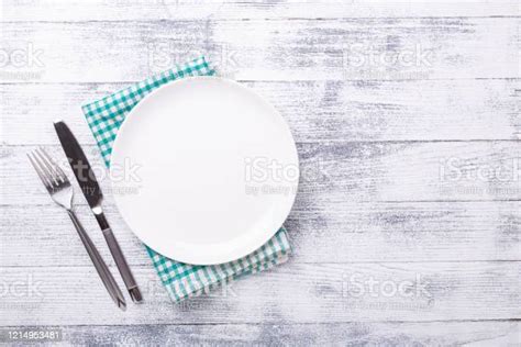 나무 배경에 빈 흰색 접시와 칼 공간을 복사합니다 맨 위 보기 고기에 대한 스톡 사진 및 기타 이미지 고기 공란 그릇 Istock