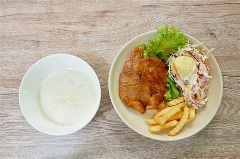 구운 돼지 고기 스테이크 드레싱 바베큐 소스와 으깬 감자와 샐러드 커플 옥수수 수프 감자 요리에 대한 스톡 사진 및 기타 이미지 감자 요리 건강한 식생활 고기