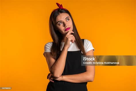 노란색 배경을 올려다 보는 여자를 생각 걱정스러운 표정 귀여운 외모와 예쁜 소녀 모델 갈색 머리에 대한 스톡 사진 및 기타 이미지 갈색 머리 공연 명랑한 Istock