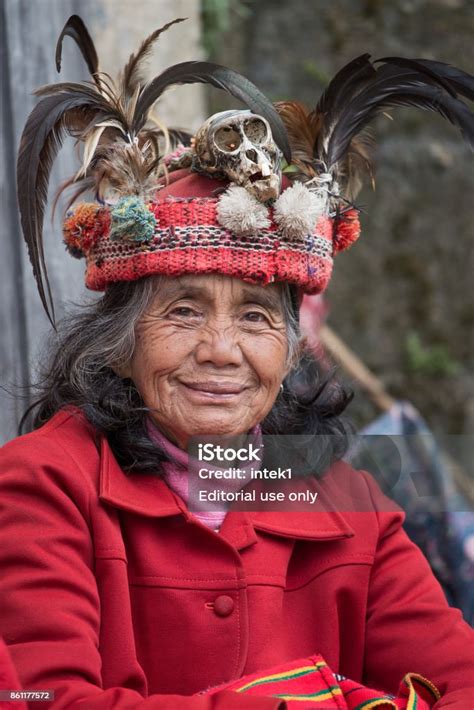 Wanita Ifugao Tua Dengan Gaun Nasional Di Sebelah Sawah Ifugao Orangorang Di Filipina Foto Stok