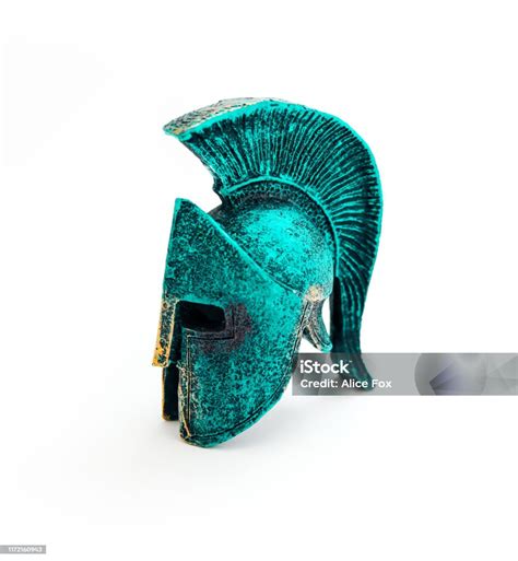 흰색 배경에 고립 된 오래된 골동품 그리스 전사 헬멧 고대 경비대의 무기고 청동 마스크 기념품 3위에 대한 스톡 사진 및 기타