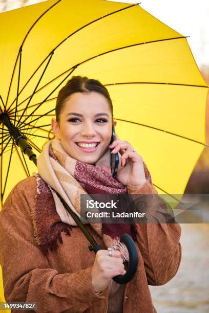 가을에 웃고 있는 노란 우산을 들고 전화를 받는 백인 여성 다중 색상에 대한 스톡 사진 및 기타 이미지 다중 색상 말하기 복합색 식물 Istock