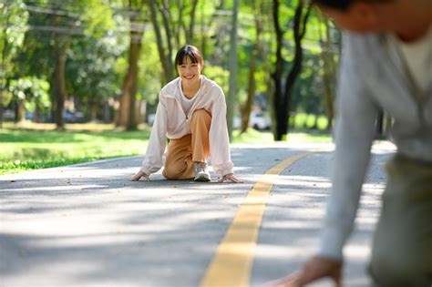 아버지와 딸이 경치 좋은 공원 길에서 친선 경주를 준비하고 있습니다 20 24세에 대한 스톡 사진 및 기타 이미지 20 24세 2명 50 54세 Istock