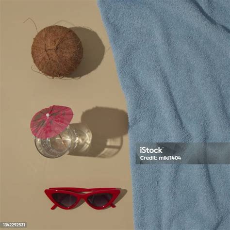 블루 비치 타월과 코코넛 빨간 선글라스와 파라솔유리가 있는 여름 장면 다과 컨셉 플랫 레이 0명에 대한 스톡 사진 및 기타 이미지 Istock
