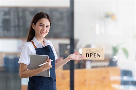 스타트업 성공한 중소기업 오너 Sme 뷰티 걸이 커피숍 레스토랑에서 태블릿으로 서 있다 아시아 여성 바리스타 카페 주인의 초상화 중소기업 창업자 셀러 사업 개념 공사중