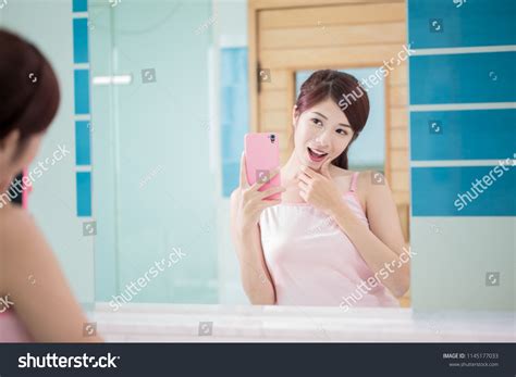 755 Imágenes De Girl Selfie Bathroom Imágenes Fotos Y Vectores De