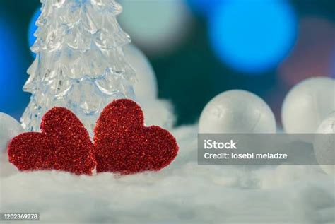 아름다운 눈 겨울 배경에 함께 두 마음 사랑과 세인트 발렌타인 데이 개념 0명에 대한 스톡 사진 및 기타 이미지 0명 12월 겨울 Istock