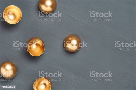 어두운 콘크리트 배경에 황금 달걀 껍질입니다 부활절의 개념 귀중한 아이디어 성공적인 비즈니스 투자 또는 고급 아침 식사 공간을 복사합니다 맨 위 보기 0명에 대한 스톡 사진