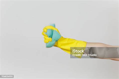 노란 장갑 보유에 흰색 바탕에 파란색 큰 스폰지 청소 및 설거지 절연 좋다고 여성 손의 닫습니다 청소 공급 개념입니다 광고에 대 한 공간을 복사 가사 집안일에 대한 스톡
