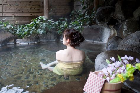 2년간 아무도 몰랐다”···일본 온천 바위 속 ‘몰카 발견