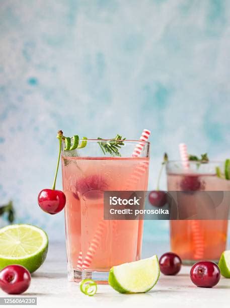 회색 콘크리트 테이블에 체리 라임 로즈마리를 곁들인 칵테일 또는 레모네이드 여름 다과 음료 0명에 대한 스톡 사진 및 기타