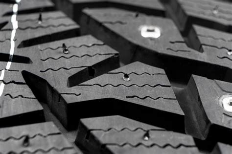 매크로 샷 겨울 스터드 타이어 겨울 자동차 타이어 질감 타이어 프로텍터가 닫힙습니다 사각형 강력한 스파이크 블랙 스터드 가능한