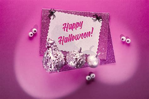 보라색 검은 색 검은 색과 흰색의 창조적 인 할로윈 배경 텍스트 해피 할로윈 조명 장식 호박은 금속 분홍색 반짝이 종이 초콜릿 눈과 거미의 스택을 그린 11월에 대한 스톡