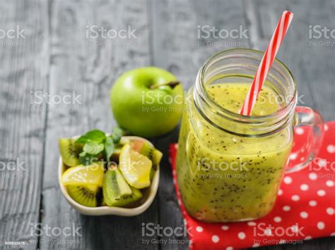 빨간 걸 레와 애플에 갓 만든된 키 위 스무디와 소박한 검은색 테이블에 레몬 낯 짝 0명에 대한 스톡 사진 및 기타 이미지 0명 건강한 식생활 과일 Istock