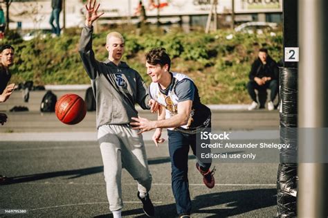 거리에서 스트리트 볼을 연주하는 사람들 농구와 스포츠 사진 도시 생활 개념 게임을 위해 공을 사용하는 사람 거리에 대한 스톡 사진 및 기타 이미지 Istock