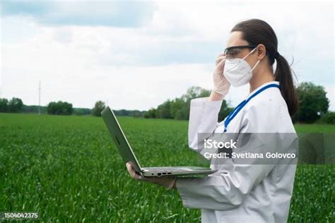농업 옥수수 밭에서 정제와 기술을 사용하는 농업 경제학자 농부는 태블릿을 들고 들판을 걷습니다 노트북을 가진 생물학자 여자 20